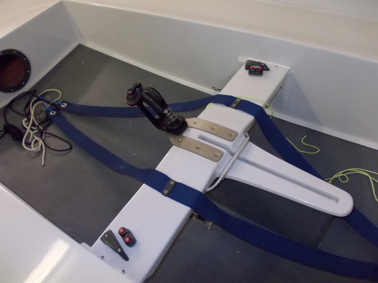 Mounting a mainsheet block near the centre of the thwart