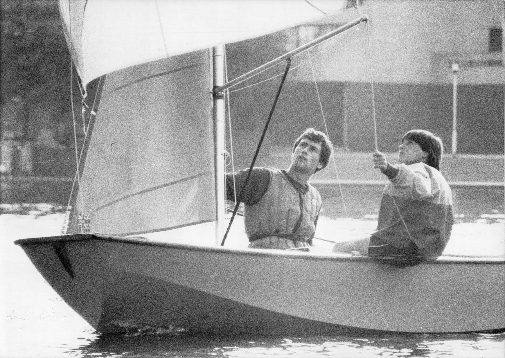 End to end spinnaker pole with Sidley rigid pole support